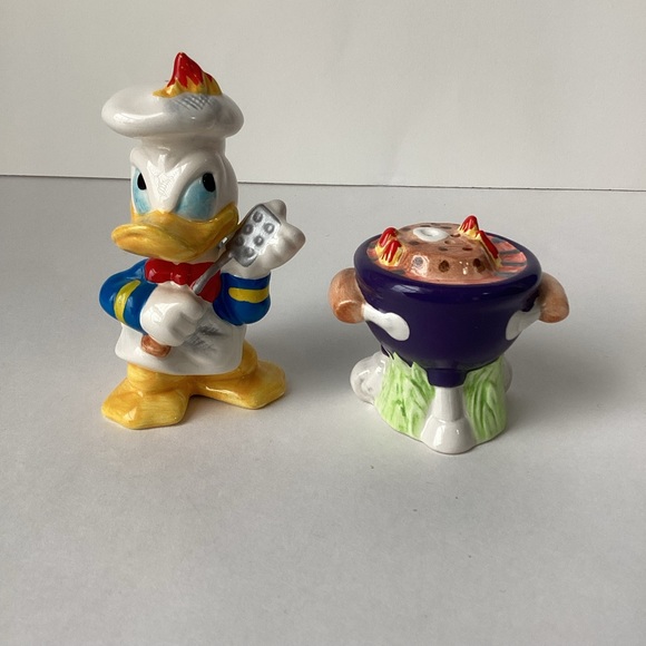Disney | Kitchen | Disney Donald Duck And Bbq Grill 9s Salt And Pepper ...